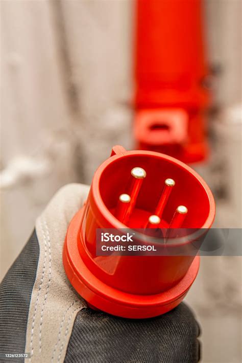 손에 고전압 플러그 380볼트 고전압 3상 플러그를 콘센트에 연결합니다 0명에 대한 스톡 사진 및 기타 이미지 0명 개념 네트워크 연결 플러그 Istock