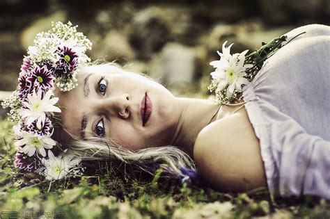 Hintergrundbilder Photoshop Modell Porträt dunkel Blumen Gras