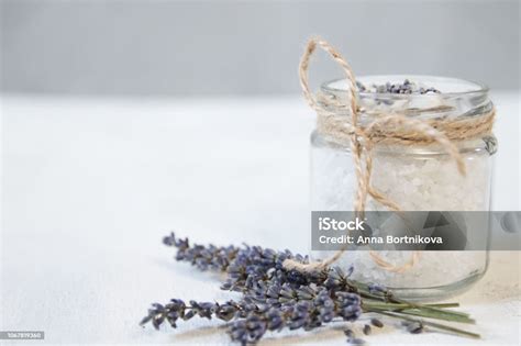 향기로운 라벤더휴식을 위한 완벽 한 자연 초본 바다 소금 화장품 항아리와 소금 라벤더 꽃 병 건강관리와 의술에 대한 스톡 사진 및 기타 이미지 Istock