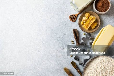 크리스마스 베이킹 배경 가벼운 배경에 크리스마스 베이킹을 요리하기위한 재료 복사 공간이 있는 상단 뷰입니다 진저 브레드 쿠키 생강 쿠키를 굽습니다 쿠키용 원시 요일 갈색에