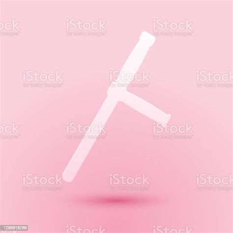 분홍색 배경에 고립 된 경찰 고무 지휘봉 아이콘을 잘라 종이 고무 트렁천 경찰 박쥐 경찰 장비 종이 아트 스타일 벡터 경찰관에