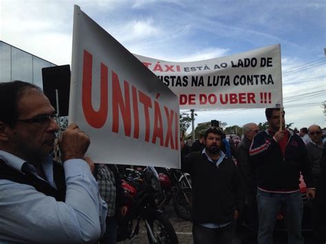 G1 Taxistas entram ação para cortar sinal do app do Uber em Porto