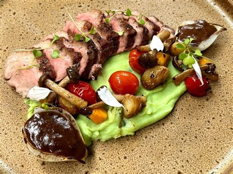 28 Tempat Makan Enak Di Bandung Yang Pastinya Menggugah Selera