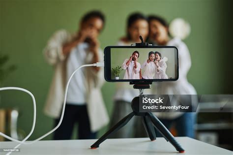 스마트폰 화면에서 노래를 연주하는 행복한 이문화 아이들 브이로깅에 대한 스톡 사진 및 기타 이미지 브이로깅 십대 십대 소년 Istock