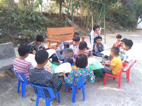 ပေါက်တောမြို့ရှိ ဦးမြဝါပန်းခြံ ကလေးကစားကွင်း တွင် Mobile Library စနစ်ဖြင့် စာအုပ်စာစောင်ကို