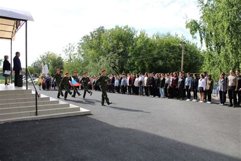 Поднятие флага 13 05 2024 13 мая утро в школе началось с торжественного поднятия флага РФ и