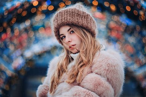여자의 갈색 모피 코트 베이지 색 모피 코트 여자 금발 얼굴 야외 여성 Bokeh 긴 머리 파란 눈 모피 코트