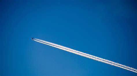 Airplane Contrails What They Are And How They Form