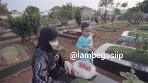 Potret Gala Sky Ziarah Ke Makam Vanessa Bibi Ditemani Fuji Haru