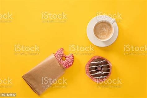노란색 표면에 도너츠와 커피의 컵의 최고 보기 도넛과 커피 배경 0명에 대한 스톡 사진 및 기타 이미지 0명 건강에 좋지