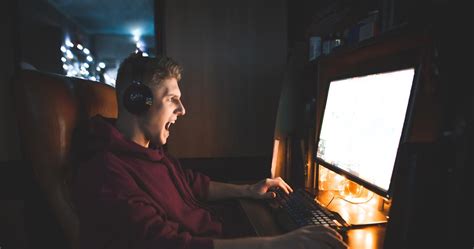 Najpopularniejsi streamerzy na świecie w 2022 roku Kto przyciągnął tłumy Esporter pl