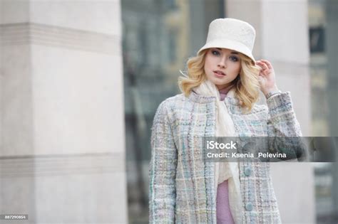 코트와 모자는 도시 거리에 있는 아름 다운 세련 된 금발 여자의 초상화 가을에 대한 스톡 사진 및 기타 이미지 가을 거리 걷기 Istock