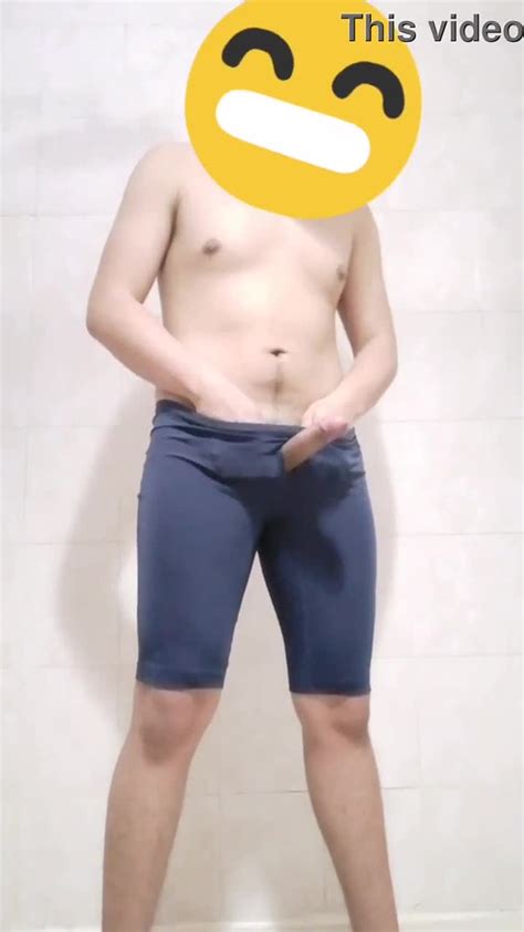Agujero En Mi Traje De Baño Hace Que Me Masturbe