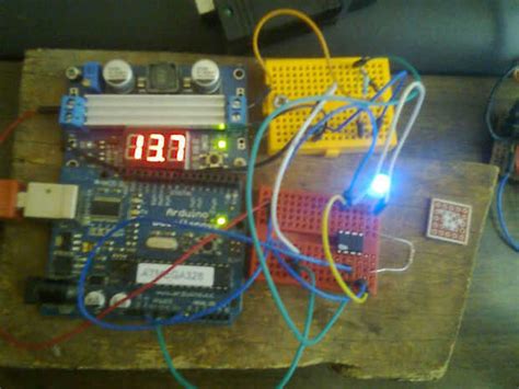 Arduino ATTiny85 Voltaje Monitor RGB LED Askix