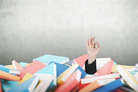 Sirva La Mano De S Que Hace La Muestra Aceptable Pila De Libros Foto