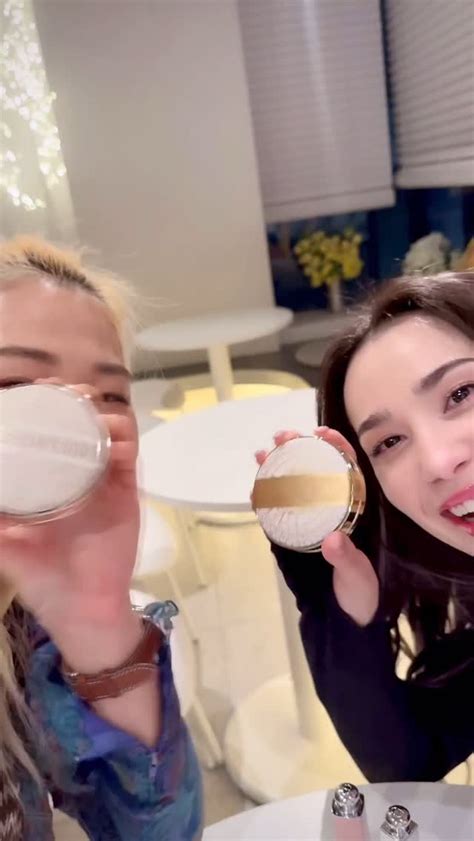 한이서 미리 짠 거 아님 협찬 아님 주의🤣 뷰티 크리에이터 김미소 컨셉 ㅋㅋ 너무 귀여워😍🤍 립스틱도 두개는 이서꺼