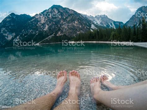 마르스의 숲과 산의 Braies 호수 라고 놀라운 보기에 대 한 여자 다리 호수 물 Dolomites 알프스 이탈리아에에서 반영