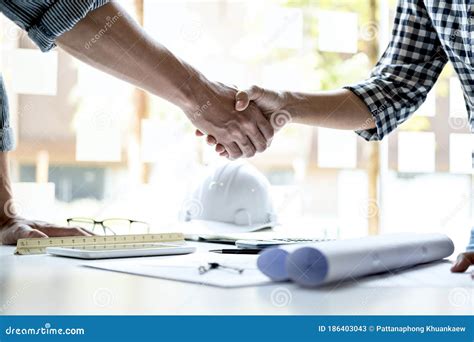 Finalización De Una Reunión De Dos Ingenieros O Arquitectos Para El