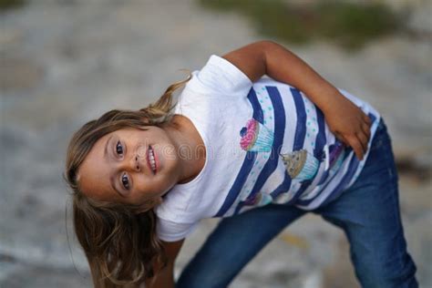 Una Ragazza Di 4 Anni Molto Carina Gioca Immagine Stock Immagine Di