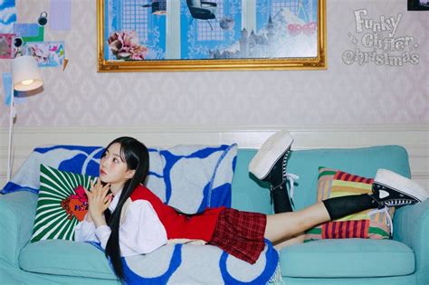 NMIXX Rilis Teaser Haewon Jinni Lily Untuk Funky Glitter Christmas