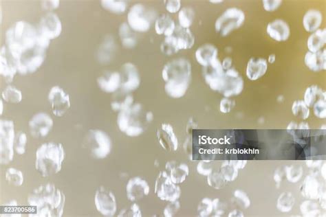 노란색 배경 매크로 근접 촬영에 대 한 흐린 물 방울의 추상 Bokeh 배경 0명에 대한 스톡 사진 및 기타 이미지 0명