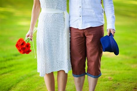 사랑 아기를 기다리고 커플 임산부와 남자 화려한 비행 옷에 손을 잡고 임신 출산 준비 및 기대 개념 임신의 아름다운 부드러운 분위기 사진 아내에 대한 스톡 사진 및 기타