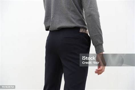 흰색 바탕에 회색 터틀 넥 셔츠와 검은 색 긴 바지에 잘생긴 남자의 클로즈업 검은색에 대한 스톡 사진 및 기타 이미지 검은색