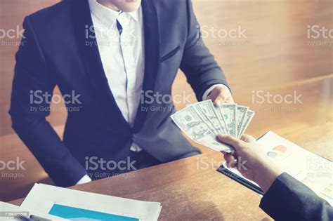 Foto De Homem De Negócios Que Oferece Cem Contas De Dólar Por Mãos E