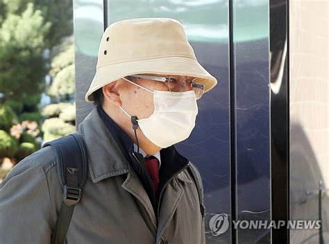첫 재판 참석 위해 법원 들어서는 차명진 전 의원 연합뉴스