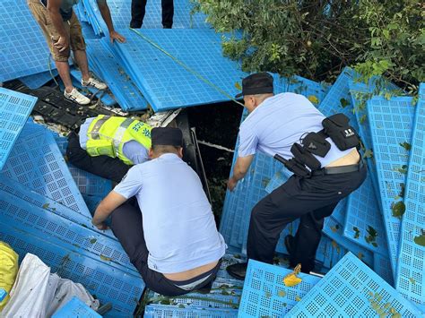 重型货车冲出高速司机被困，警民联手及时将他救出 极目新闻