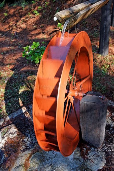 Roue Deau En Bois Traditionnelle Photo Stock Image Du Flou Pouvoir 16831518