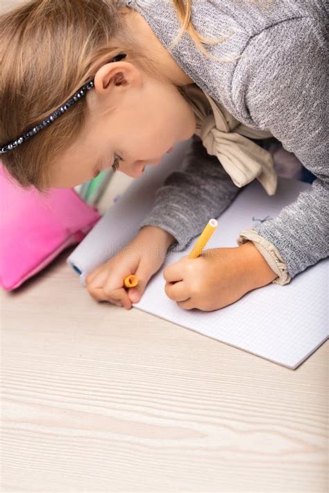 Niña Creando Fantasía Aprendiendo a Través Del Juego Intenso Imagen de