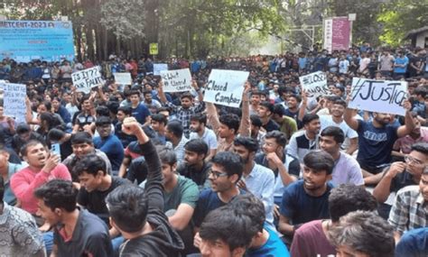 Today Bhu Iit Student Tamper मोबाइल छीना कपड़े उतरवाए फिर खींची