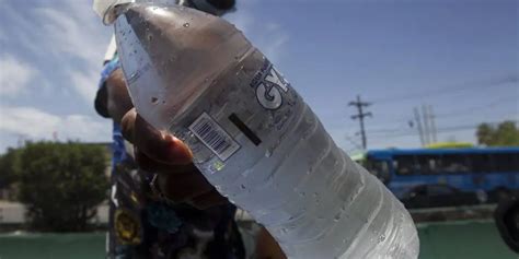 Nanopartículas de plástico en agua embotellada descubrimiento sorprendente Columna Digital