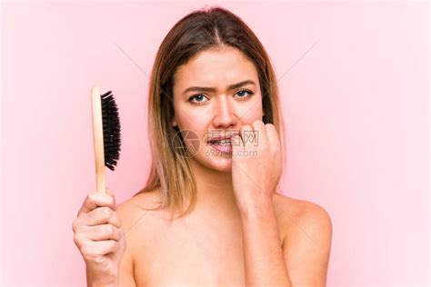 年轻的caucasian年轻女人拿着梳子高清图片下载 正版图片504571102 摄图网