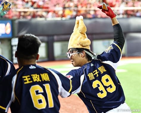 詹子賢頭戴一隻雞慶祝開轟 擺出一手勢大喊：黃飛鴻！ Ettoday運動雲 Ettoday新聞雲