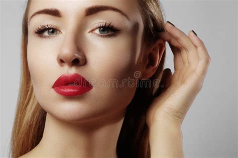 Красивая модель с составом моды Женщина портрета конца вверх