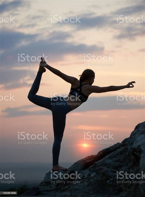 매력적인 슬림 젊은 여성 요가 하 고 아름 다운 하늘의 배경에 야외 연습 가냘픈에 대한 스톡 사진 및 기타 이미지 가냘픈