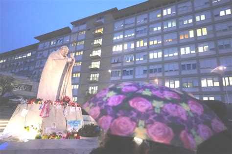 17일째 입원 중이지만 바티칸 “교황 안정적 상태서 휴식하고 있다”
