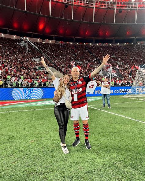 Guillermo Varela do Flamengo mostra primeiras fotos da filha recém