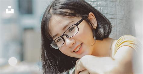 파란색 금속 난간에 기대어 검은 안경을 쓴 여자 사진 Unsplash의 무료 회색 이미지