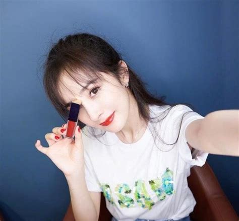 楊冪變身美妝博主，清新紅唇的裝扮，讓時尚圈其他女星都黯然失色 壹讀