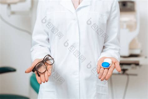 眼镜和隐形眼镜在临床中的验光师的裁剪视图图片 包图网企业站