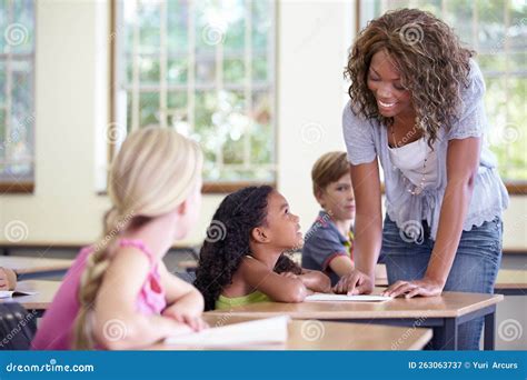 Bien Hecho Una Joven Profesora Que Pasa Algo De Tiempo Con Sus Alumnos
