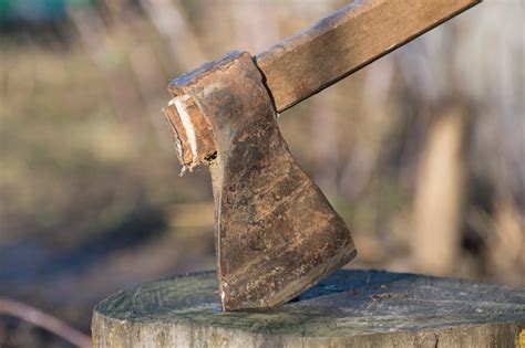오래된 도끼는 나무 그루터기로 구동된다 시골 집을위한 장작 준비 0명에 대한 스톡 사진 및 기타 이미지 0명 갈색 강철 Istock