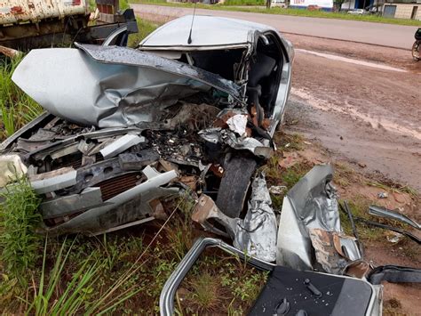 Homem Fica Preso às Ferragens De Carro Após Batida Frontal Com Caminhão