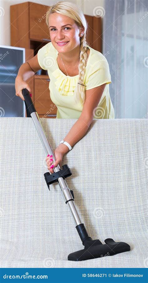 Hemmafru Som Hemma Dammsuger Fotografering För Bildbyråer Bild Av