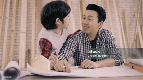 아들이 아버지의 그림을 보며 작업장에서 종이에 그림을 그리는 모습 2명에 대한 스톡 사진 및 기타 이미지 2명 30 39세