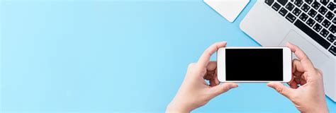 여자는 최소한의 블루 데스크 온라인 쇼핑 결제 집에서 인터넷 작업의 개념으로 고립 된 스마트폰을 들고 전자 상거래 복사 공간 평 신도 평면도 모의 가리키기에 대한 스톡 사진