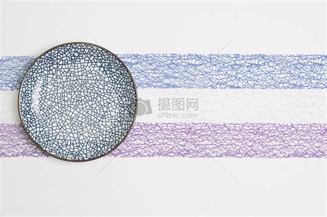 蕾丝缎带上的瓷盘高清图片下载 正版图片500146597 摄图网